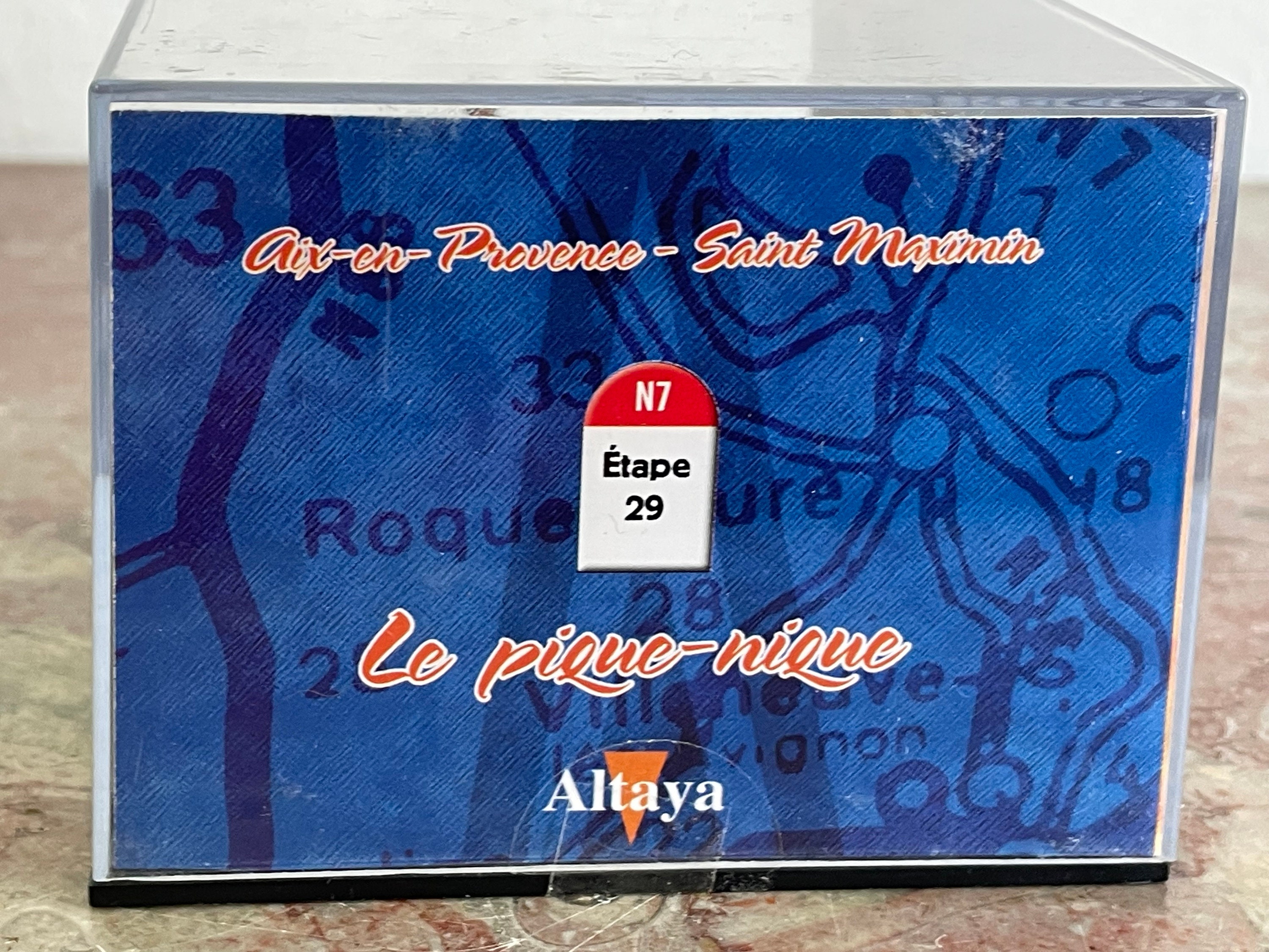 Renault Ondine in Panorama Box La Route Bleue / Ataya With Figures ...