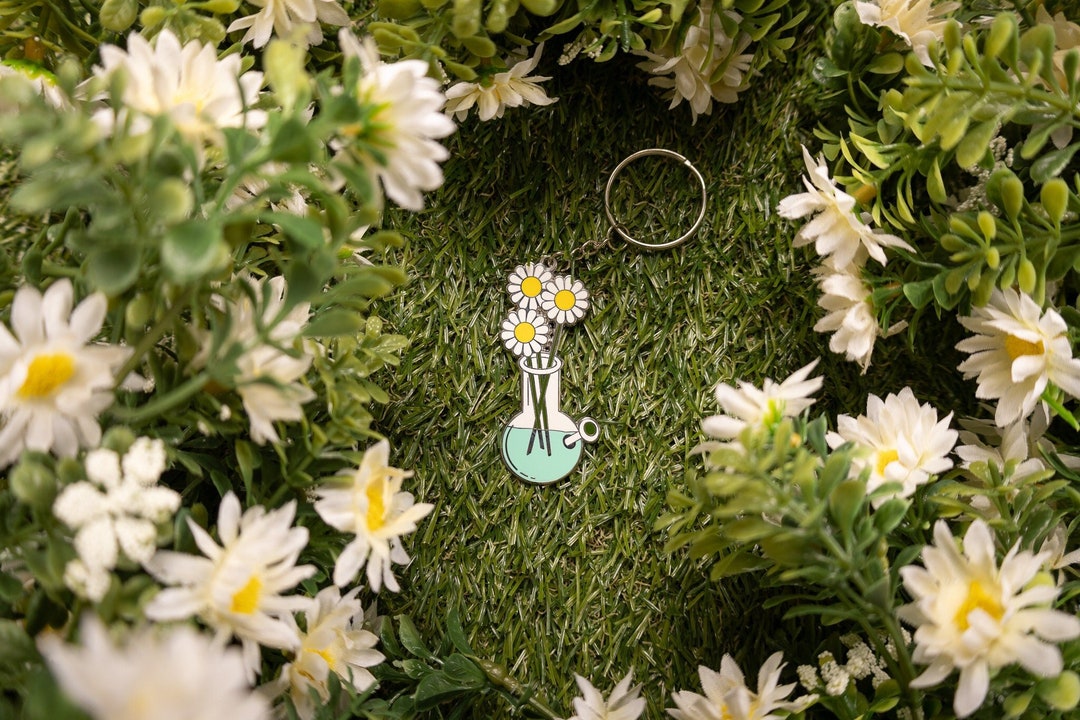 Flower Vase Keychain: Retro Daisy Charm - Etsy