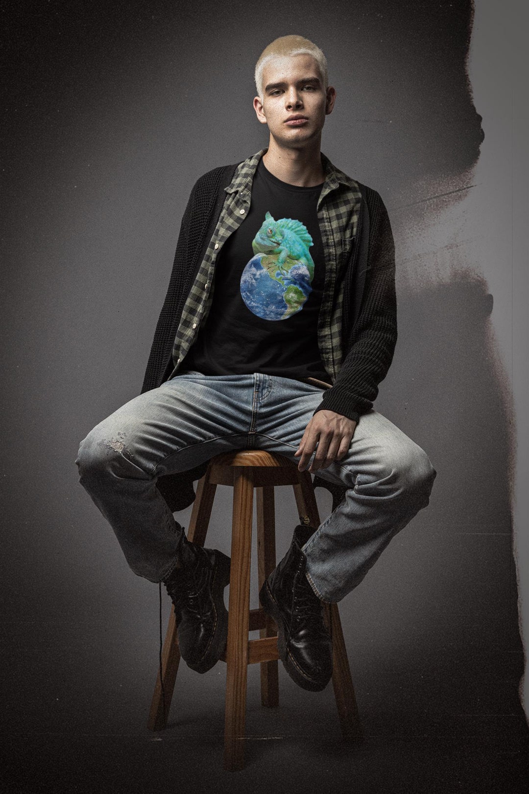 Lizard on Planet Earth Trippy Weirdcore Tee Dark Aesthetic Alternative ...