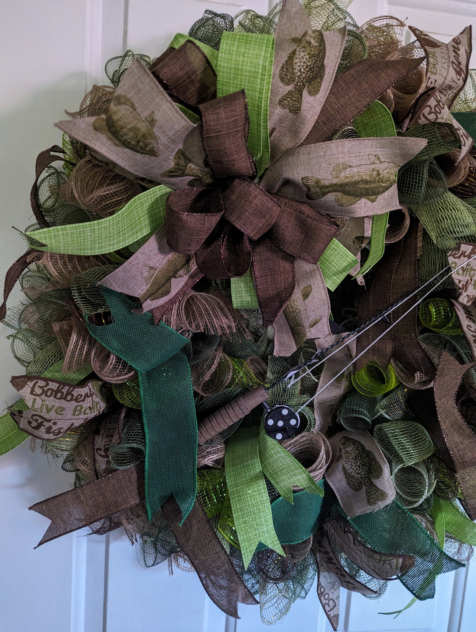 Going Fishing Wreath 26 Inches Cameo Mesh Color Beige Brown Green Print ...