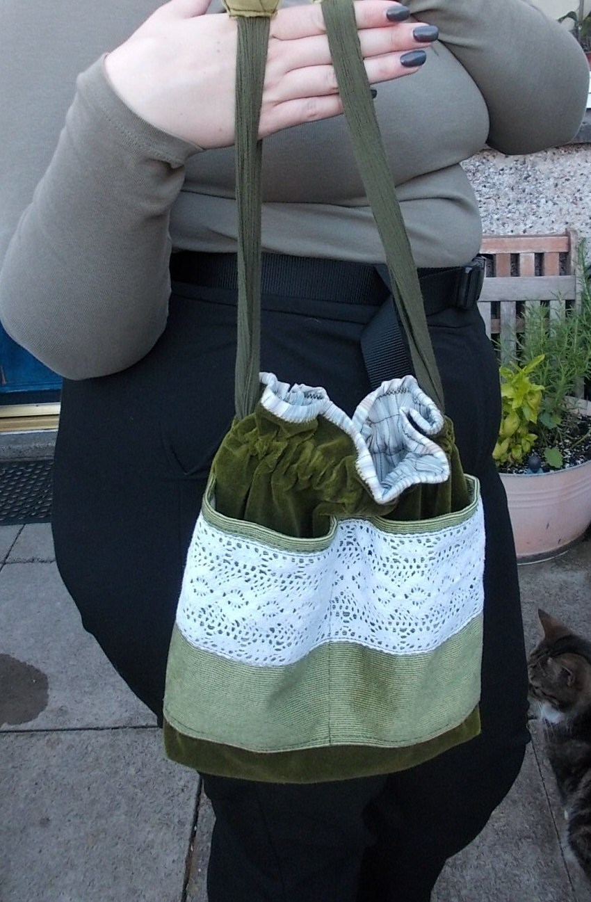 Vintage Green Velvet Victorian Style Drawstring Pocketed Hand Bag ...
