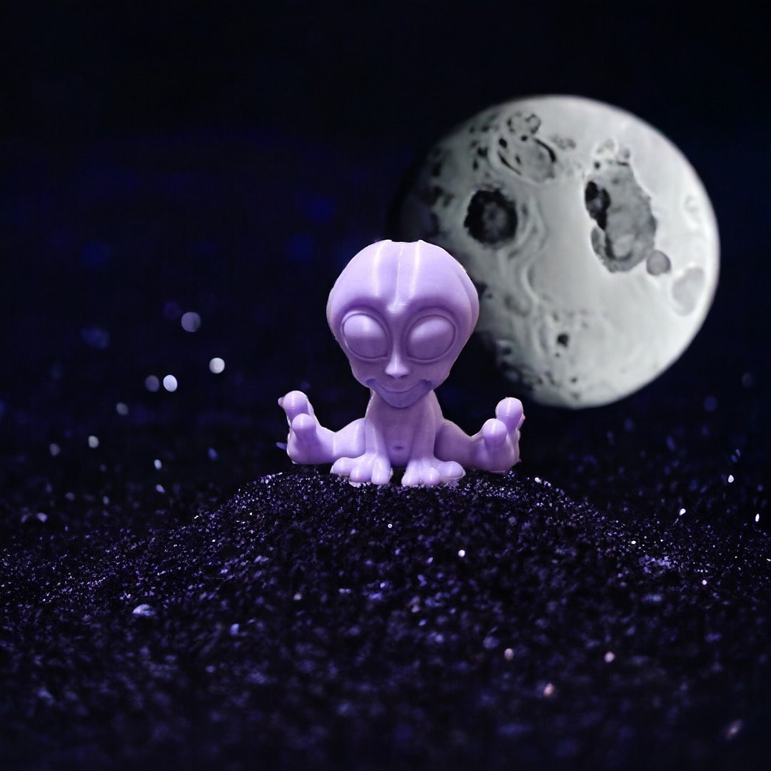 3D Printed Sitting Alien - Various Colours - Etsy