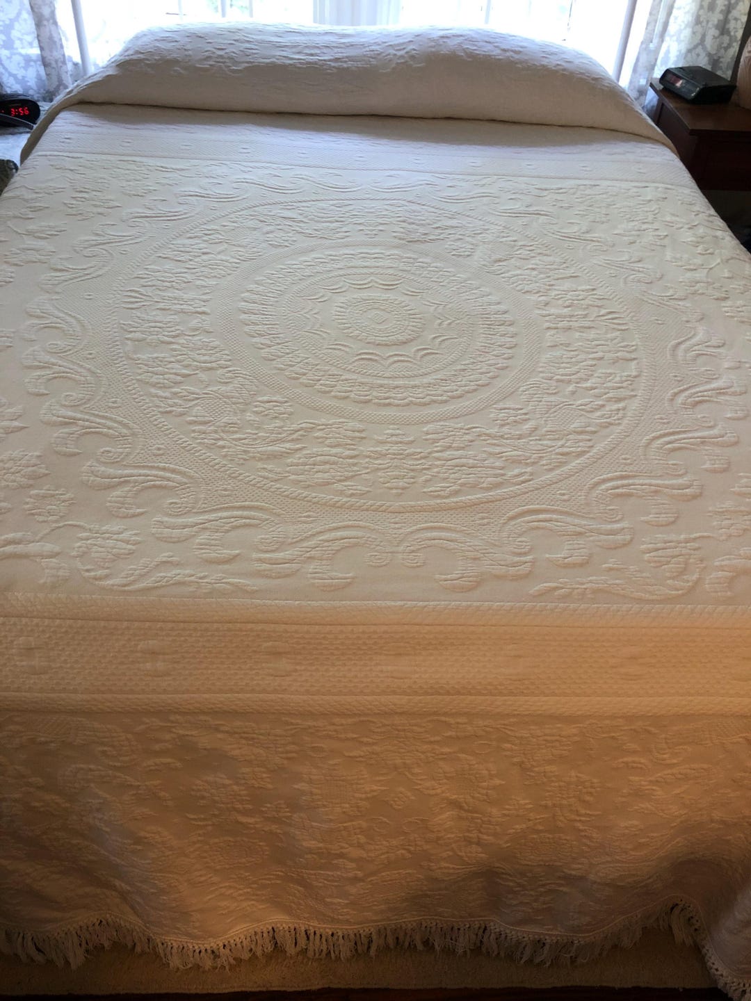 Bates Queen Elizabeth White Floral Matelasse Bedspread With Fringe Trim ...
