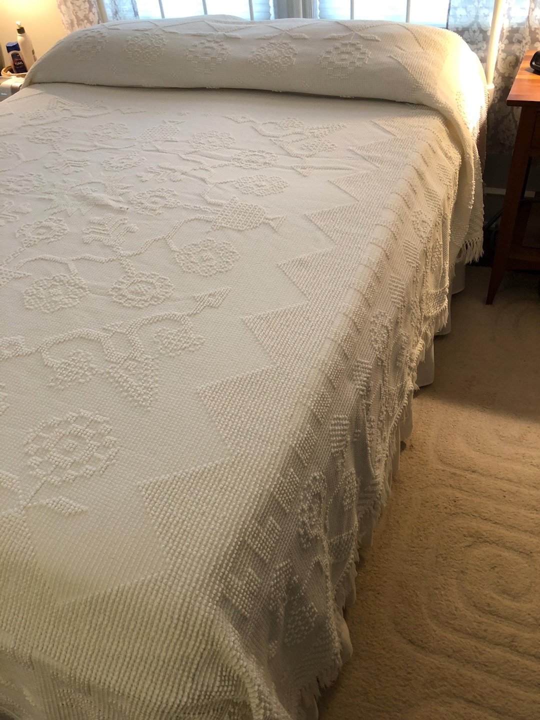 Bates White Cotton Hobnail Floral Bedspread W/ Fringe Trim, Queen Size ...