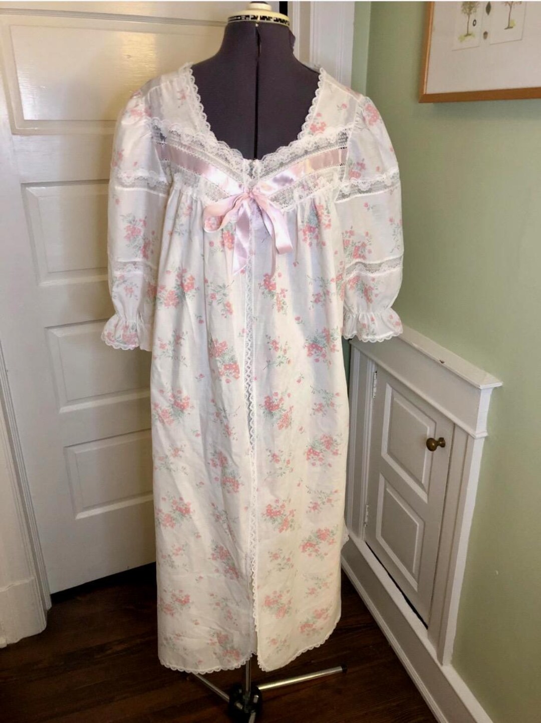 90s Cachet White Floral Sleeveless Nightgown and Half Sleeve Robe ...