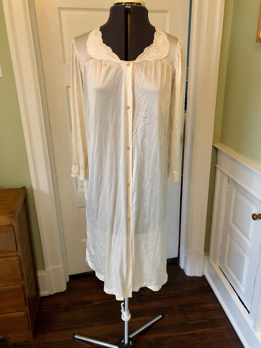 70s Vanity Fair Ivory 3/4 Sleeve Button Down Robe With Floral Appliqué ...