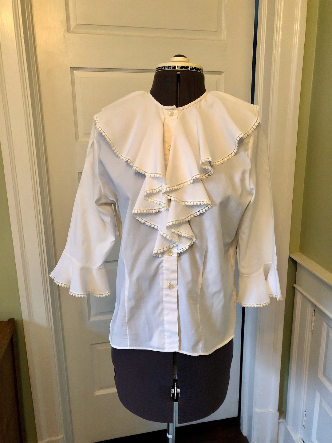 60er Jahre weiße Crepe Button Down Bluse mit 3/4 Ärmeln mit gekräuselten Manschetten und ...
