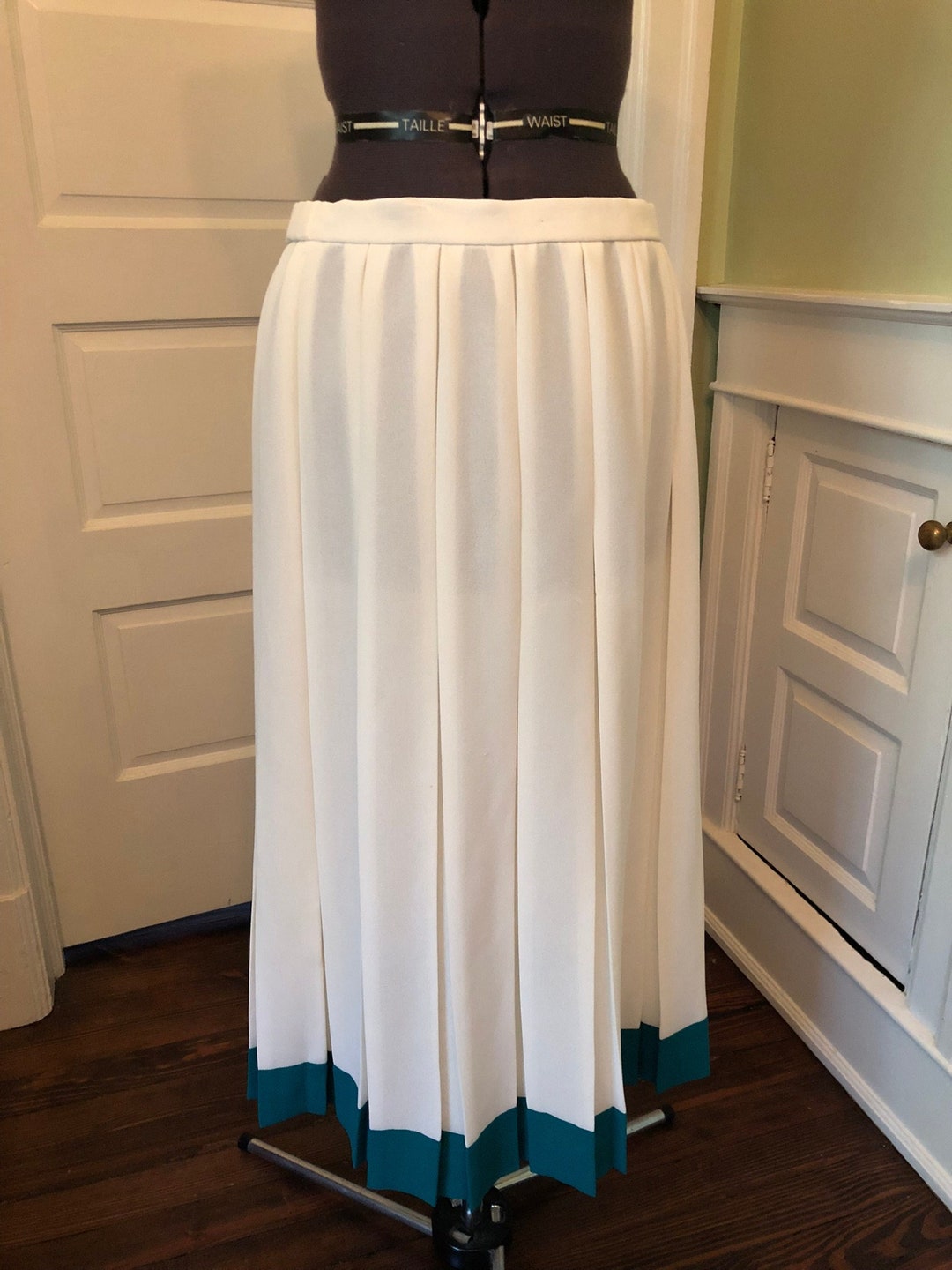 80s Polyester Crepe Off-white Permanent Inverted Pleated Skirt With ...