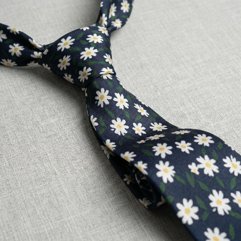 Vintage Floral Pattern Men's Tie, Daisy Rose Lotus Flowers Groomsmen ...
