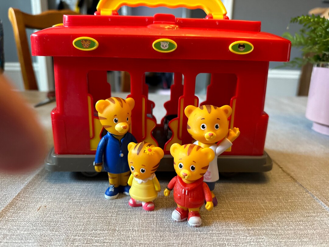 Daniel Tiger's Neighborhood Talking Deluxe Electronic Trolley With ...