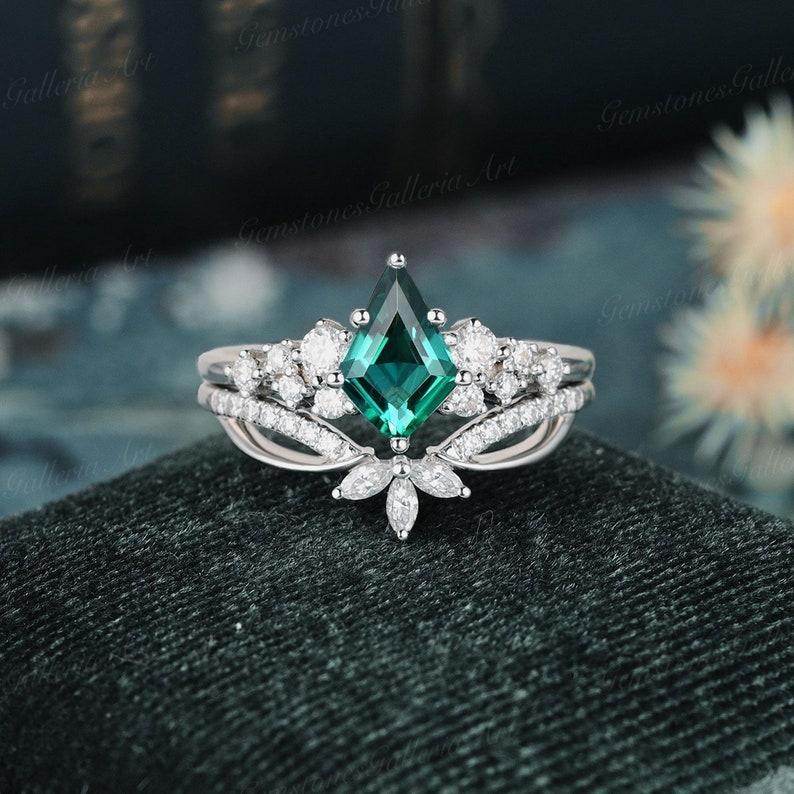 2PCS Kite Cut Emerald Engagement Ring Set Cluster White Gold Ring ...