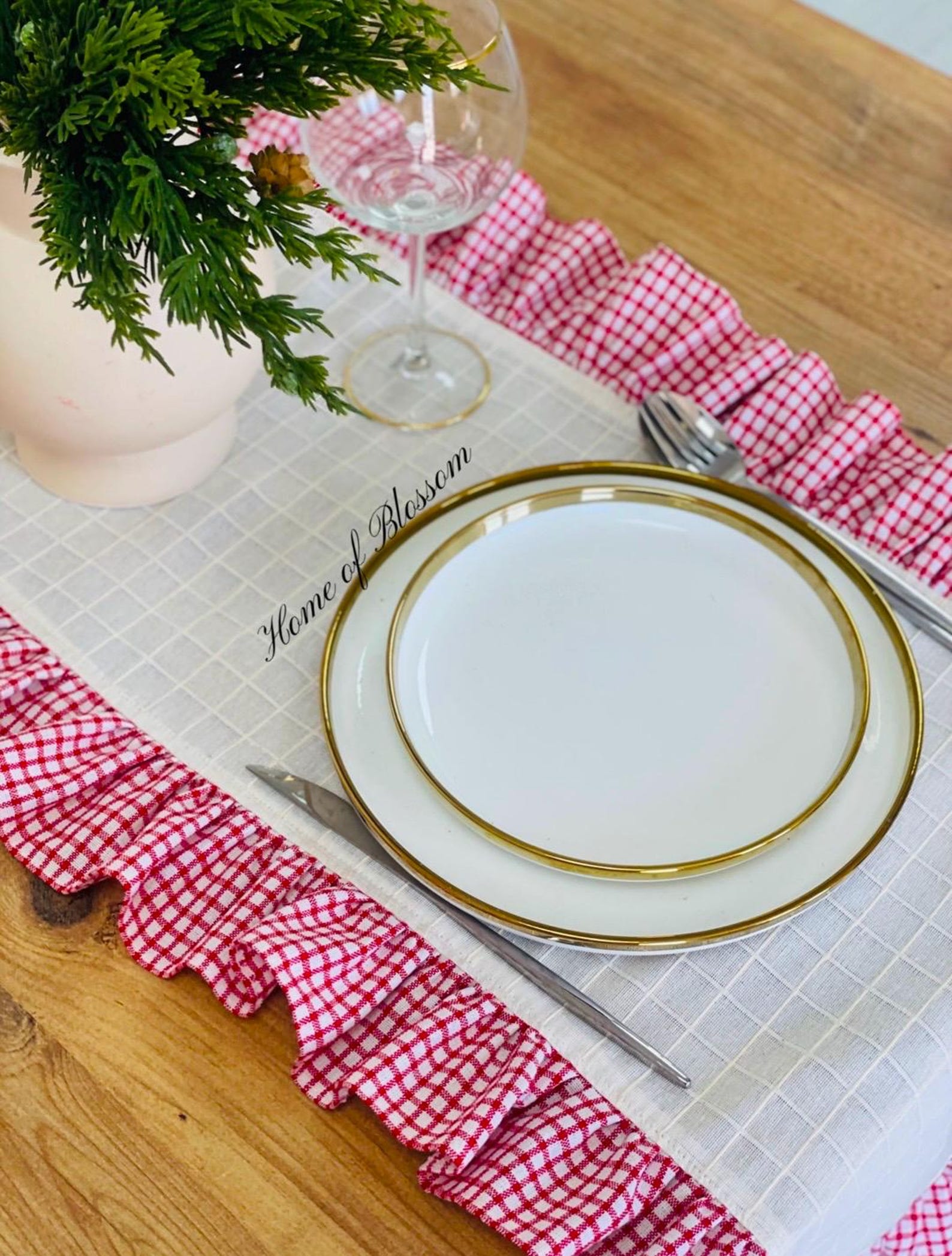 Linen Table Runner in Red Gingham, Red Gingham Ruffle Tablerunner ...