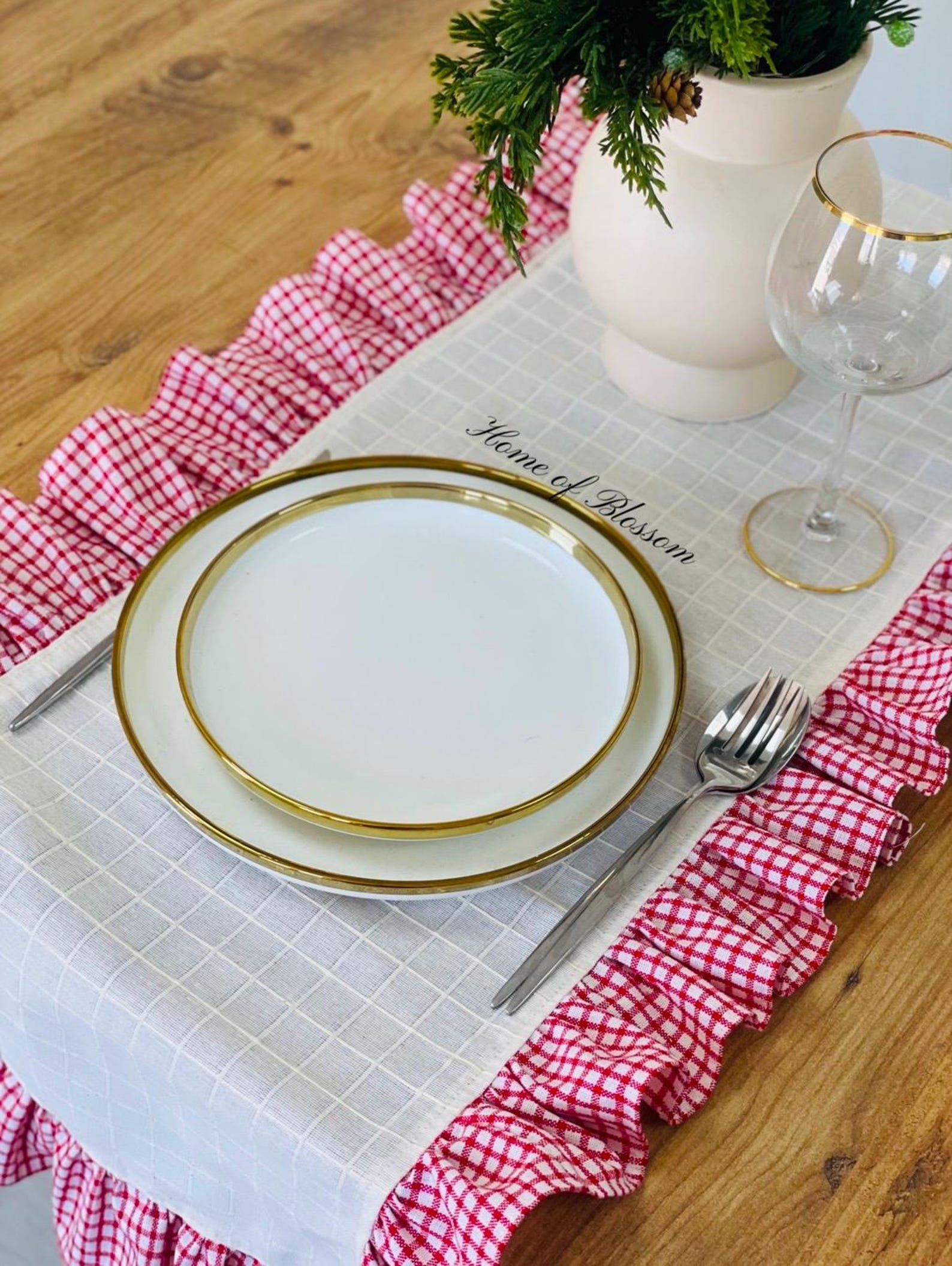 Linen Table Runner in Red Gingham, Red Gingham Ruffle Tablerunner ...