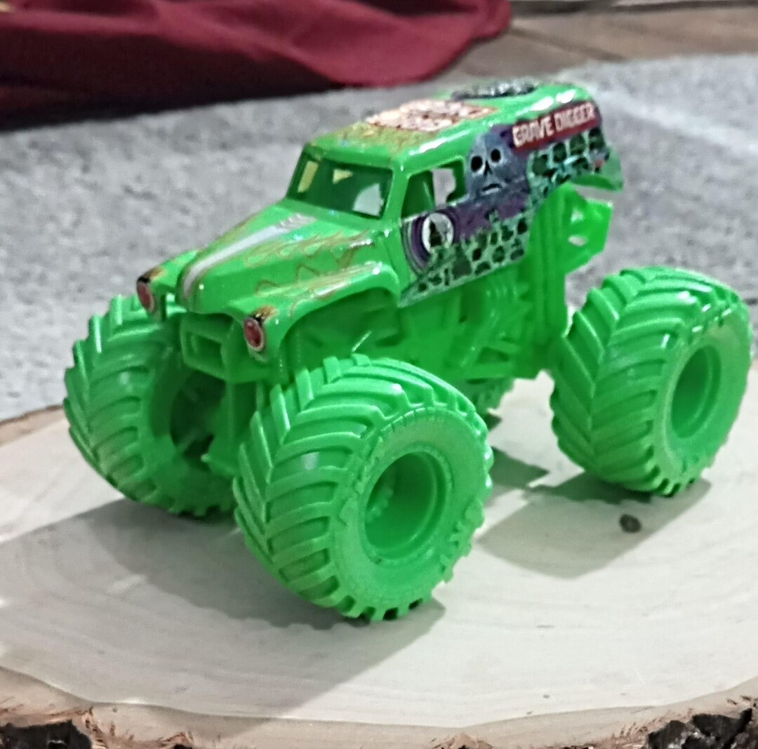 Spin Master Monster Jam Grave Digger Neon Green HTF 1/64 Scale - Etsy
