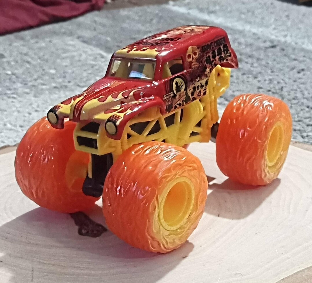 Spin Master Monster Jam Grave Digger Fire & Ice Twin Pack Exclusive 1/ ...