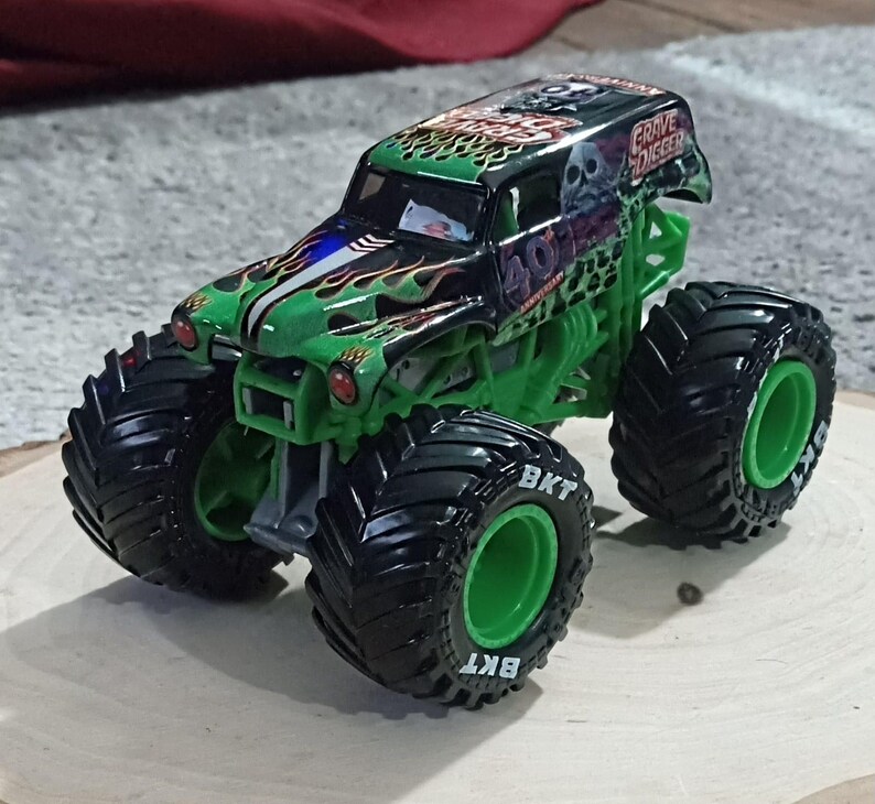 Spin Master Monster Jam Grave Digger 40th Anniversary Monster Truck 1/ ...