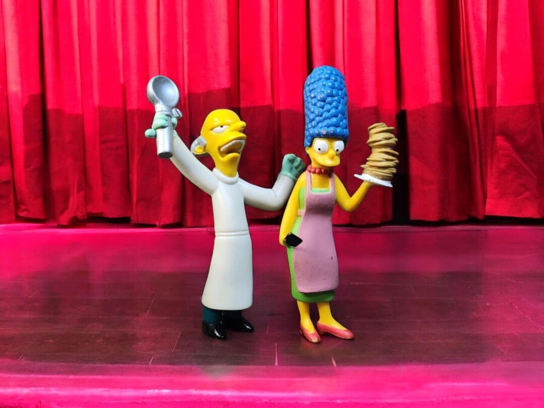 THE SIMPSONS Matt Groening Collectible Figure. Marge Holding Pancake ...