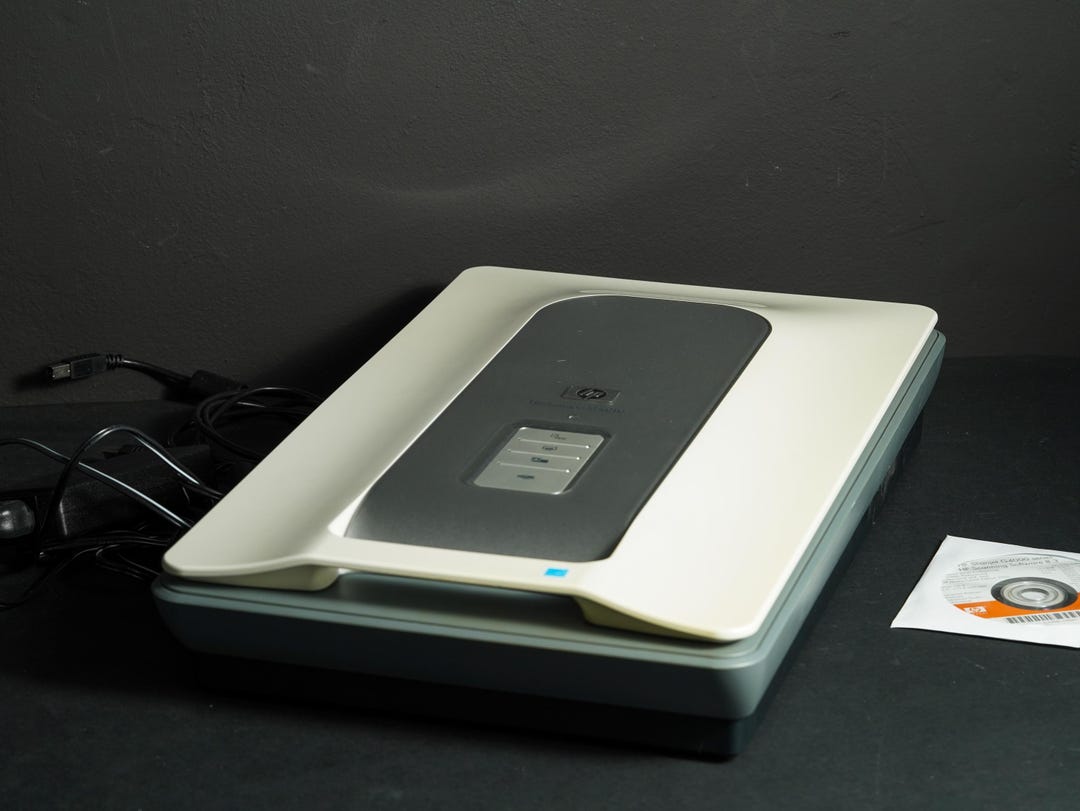 HP Scanjet G4010 Photo Flatbed Scanner With Built-in 35mm Film Scanner ...