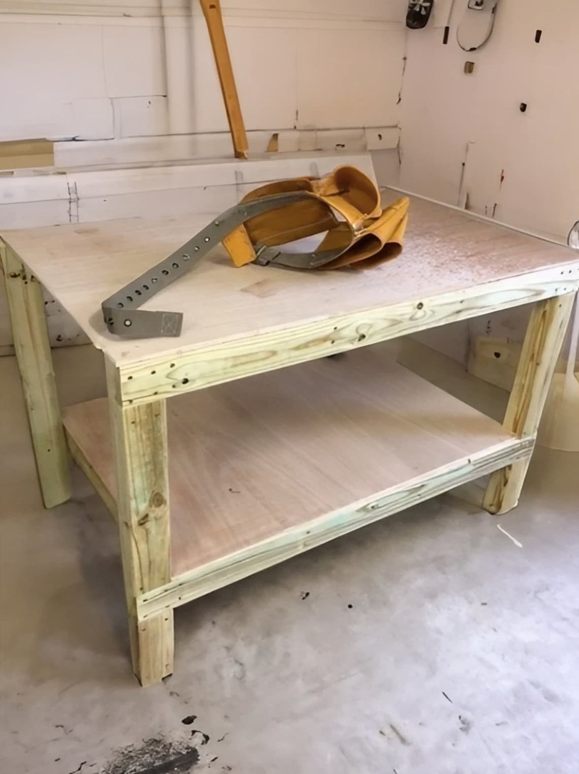 Easy DIY Garage Workshop Workbench - DIY Workbench Workshop Woodcraft ...
