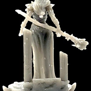 Medora the Dark Queen Miniature: 32mm Scale TTRPG Mini - Etsy