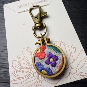 Mini Embroidery Groovy Flowers Keychain - Etsy