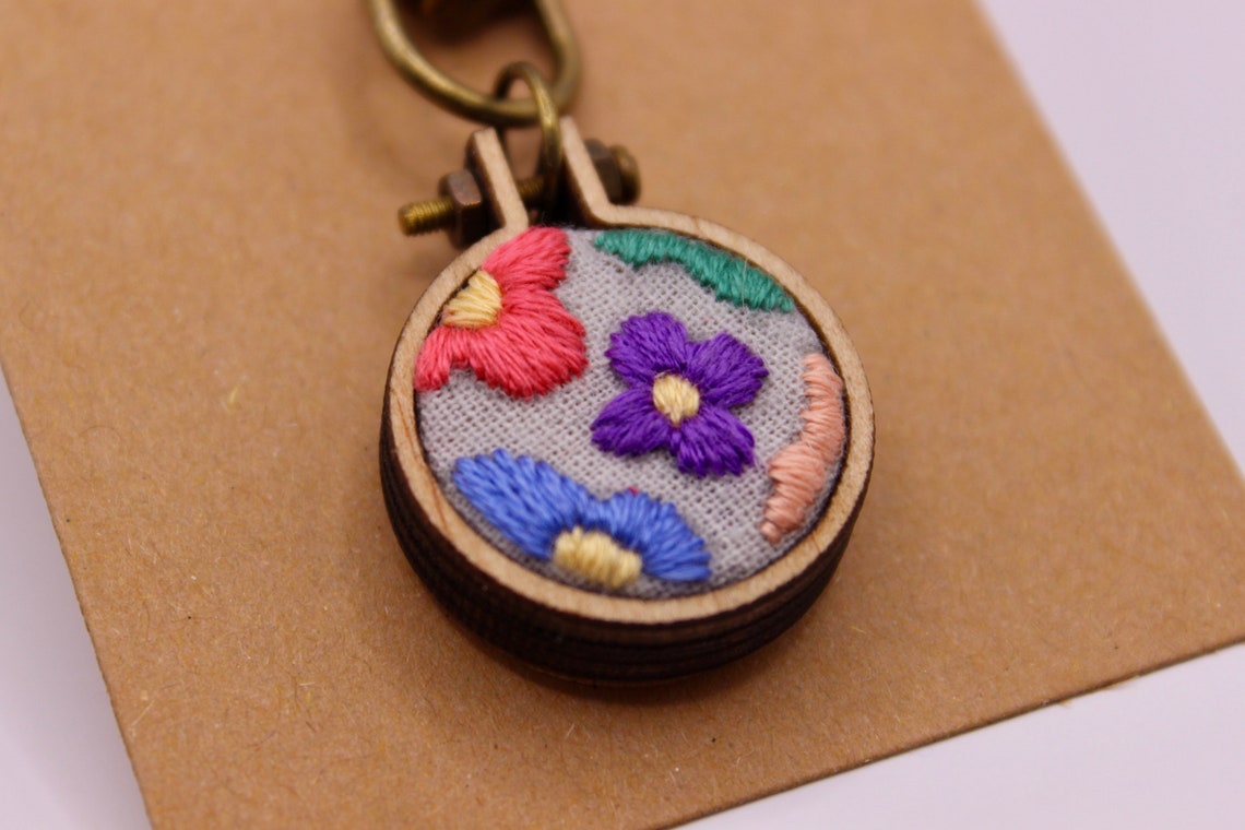Mini Embroidery Groovy Flowers Keychain - Etsy