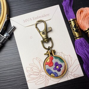 Mini Embroidery Groovy Flowers Keychain - Etsy