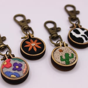 Mini Embroidery Groovy Flowers Keychain - Etsy