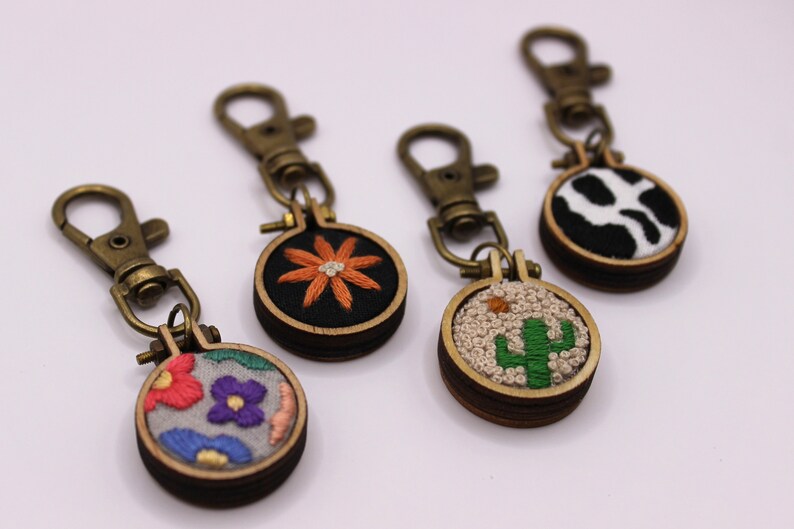 Mini Embroidery Groovy Flowers Keychain - Etsy