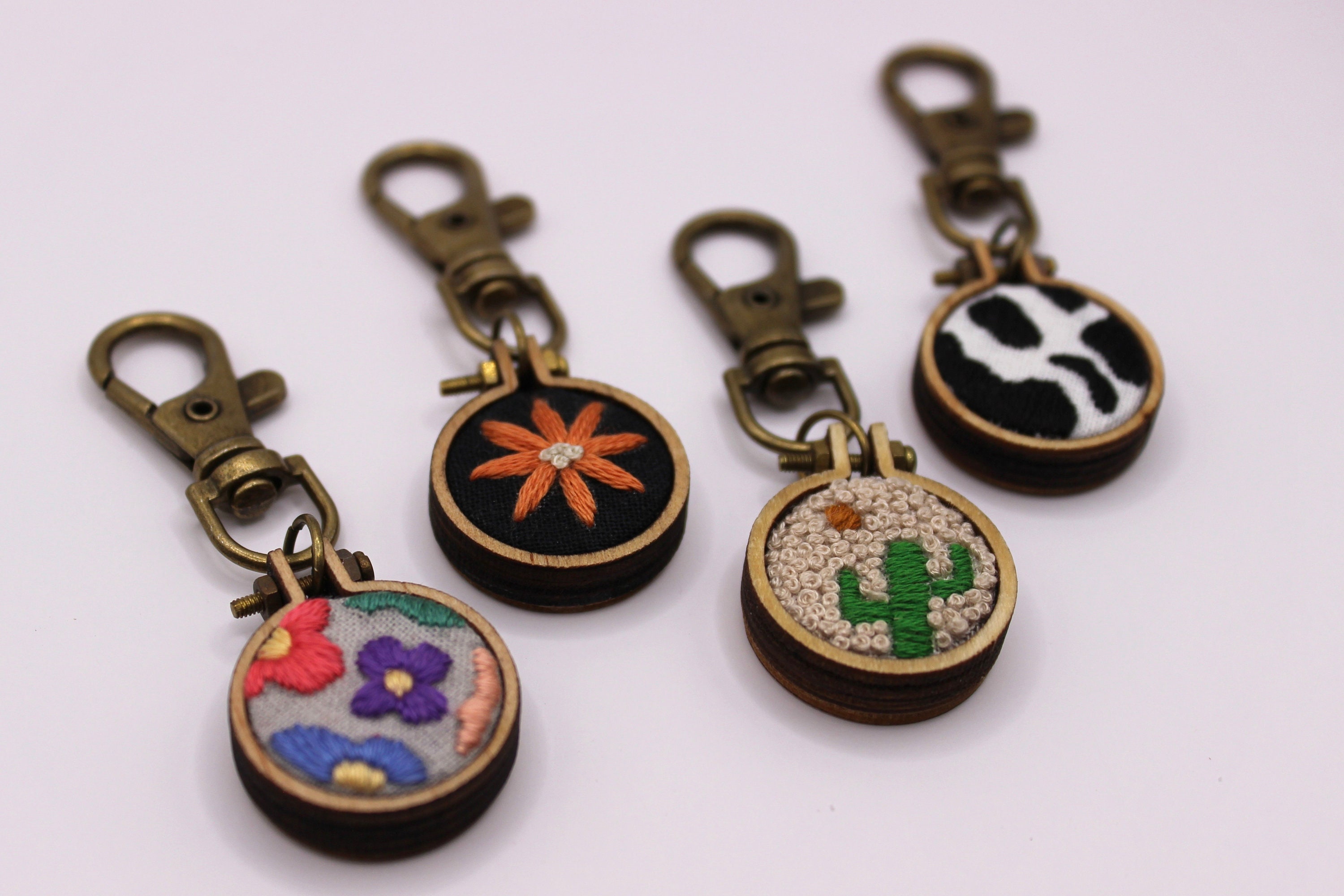 Mini Embroidery Groovy Flowers Keychain - Etsy