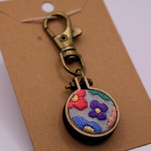Mini Embroidery Groovy Flowers Keychain - Etsy