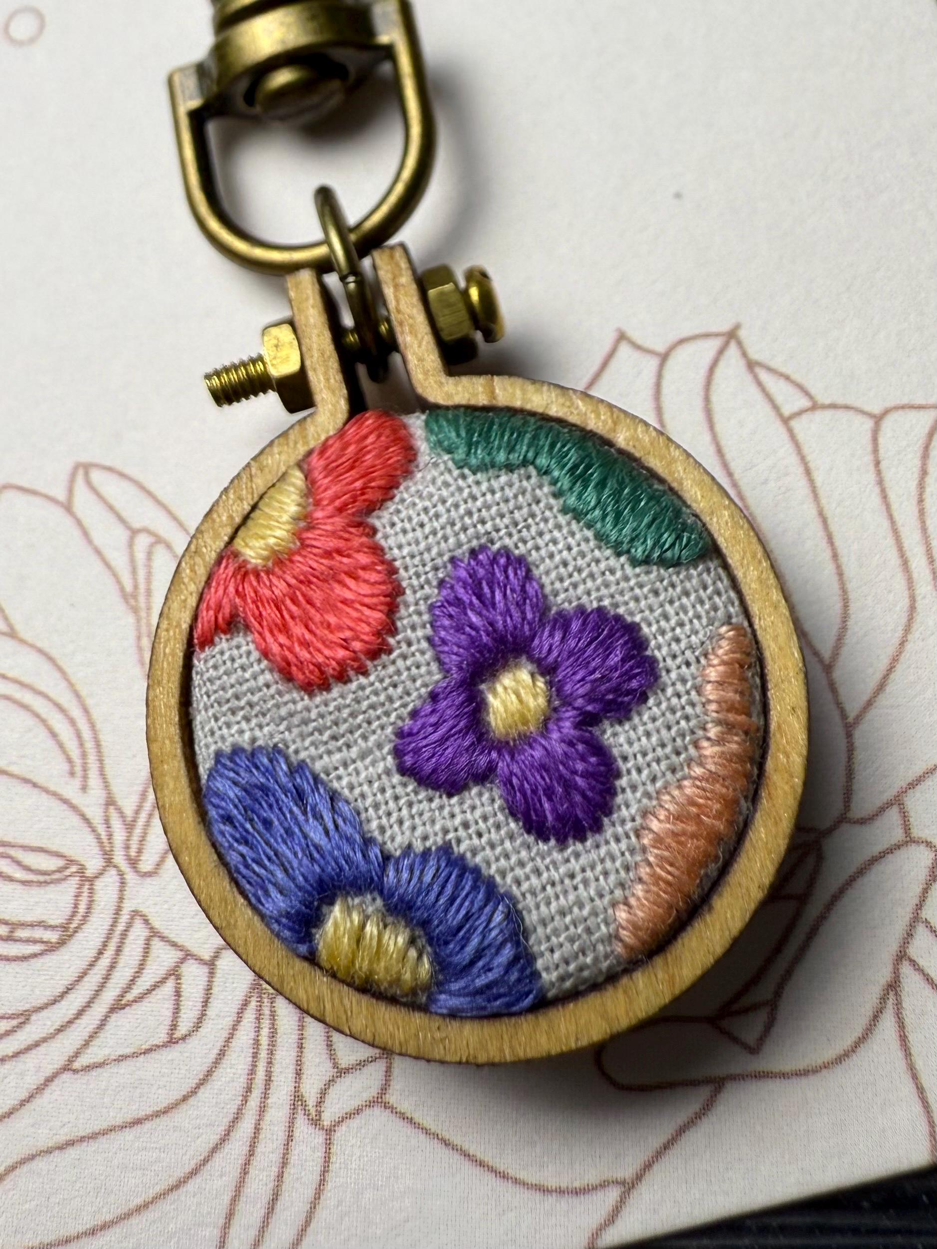 Mini Embroidery Groovy Flowers Keychain - Etsy