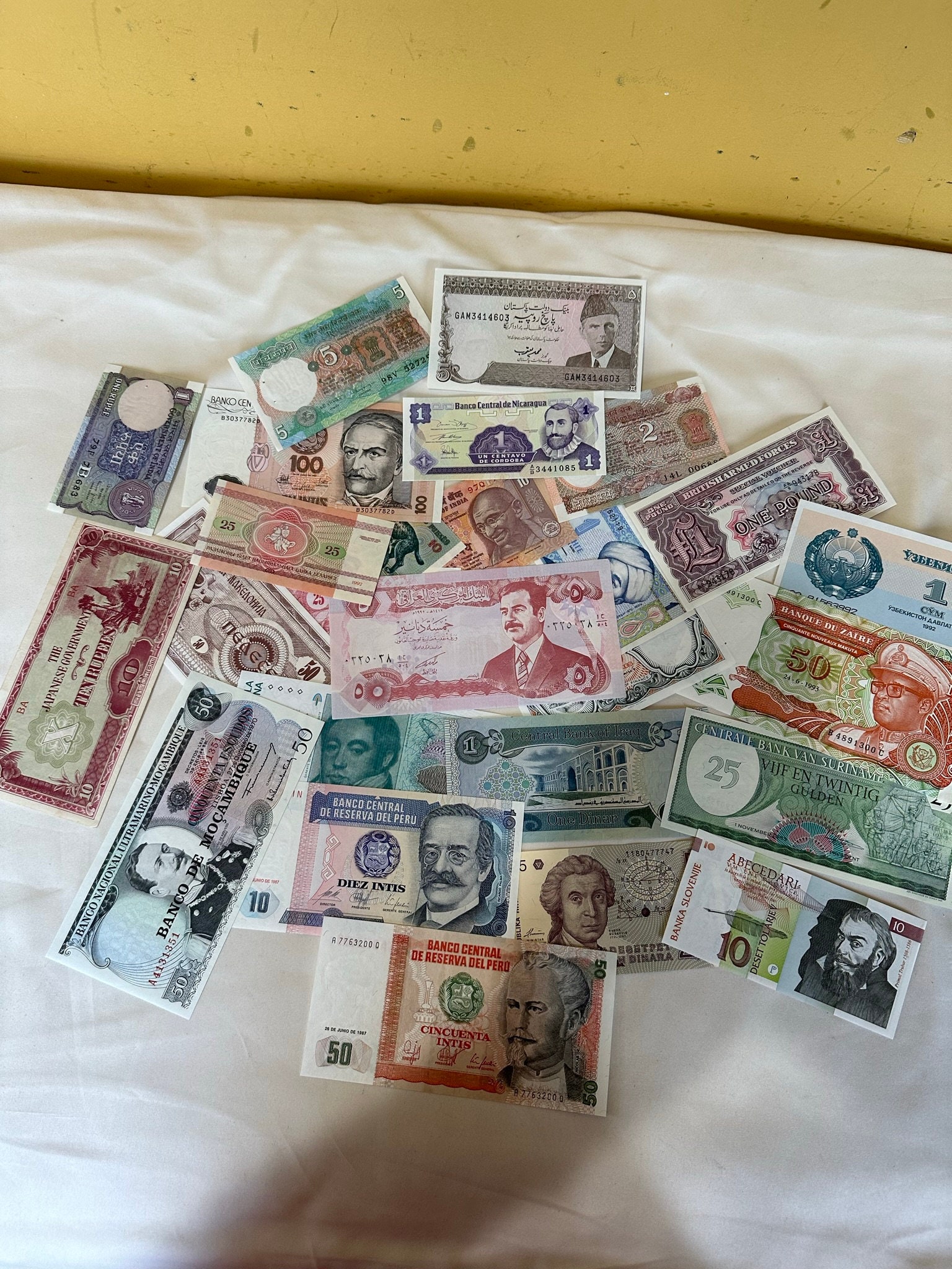 Uncirculated Lot of 10 Different Foreign Paper Money Banknotes Physical ...