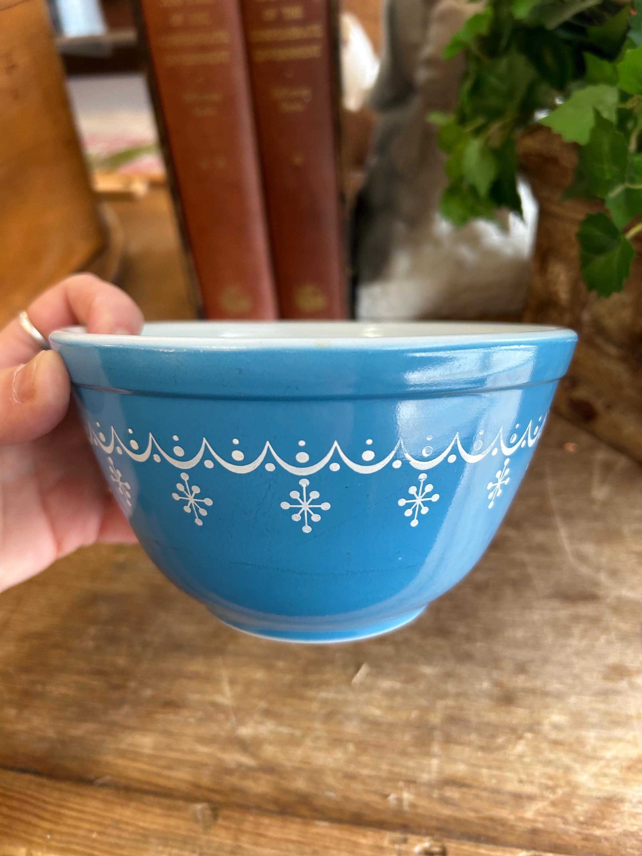 Vintage Pyrex Blue Garland Snowflake Nesting/mixing Bowls. Bowls 401 ...