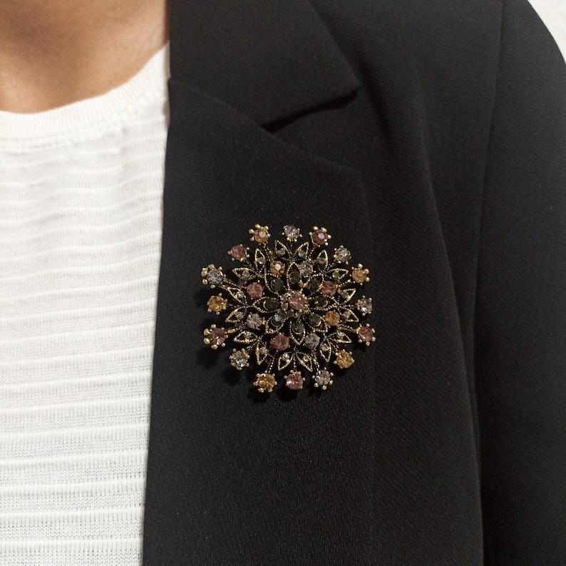 Schicke Vintage Blumen Brosche mit Kristall Steinen, Bronze floral Stil ...
