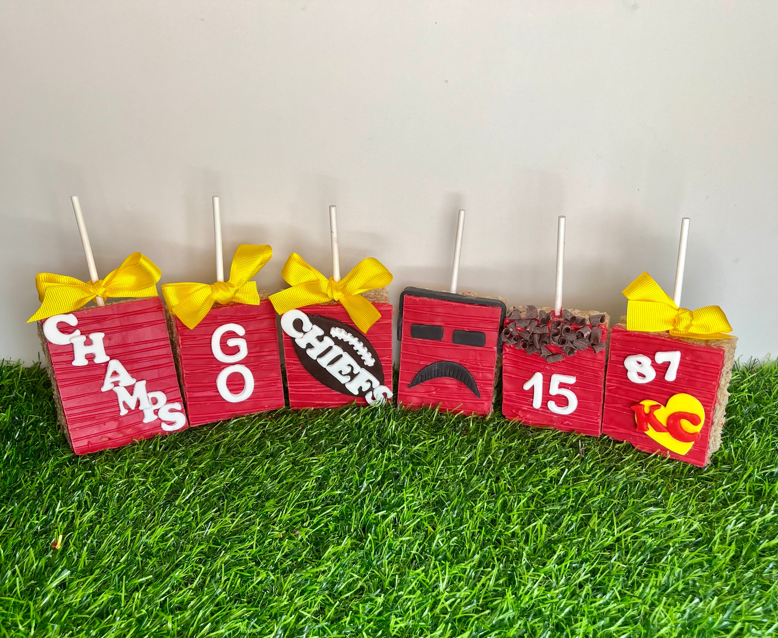 Chiefs Bundle, Game Day Treats, 6 Rice Krispy Treats, 6 Cake Pucks, 6 ...