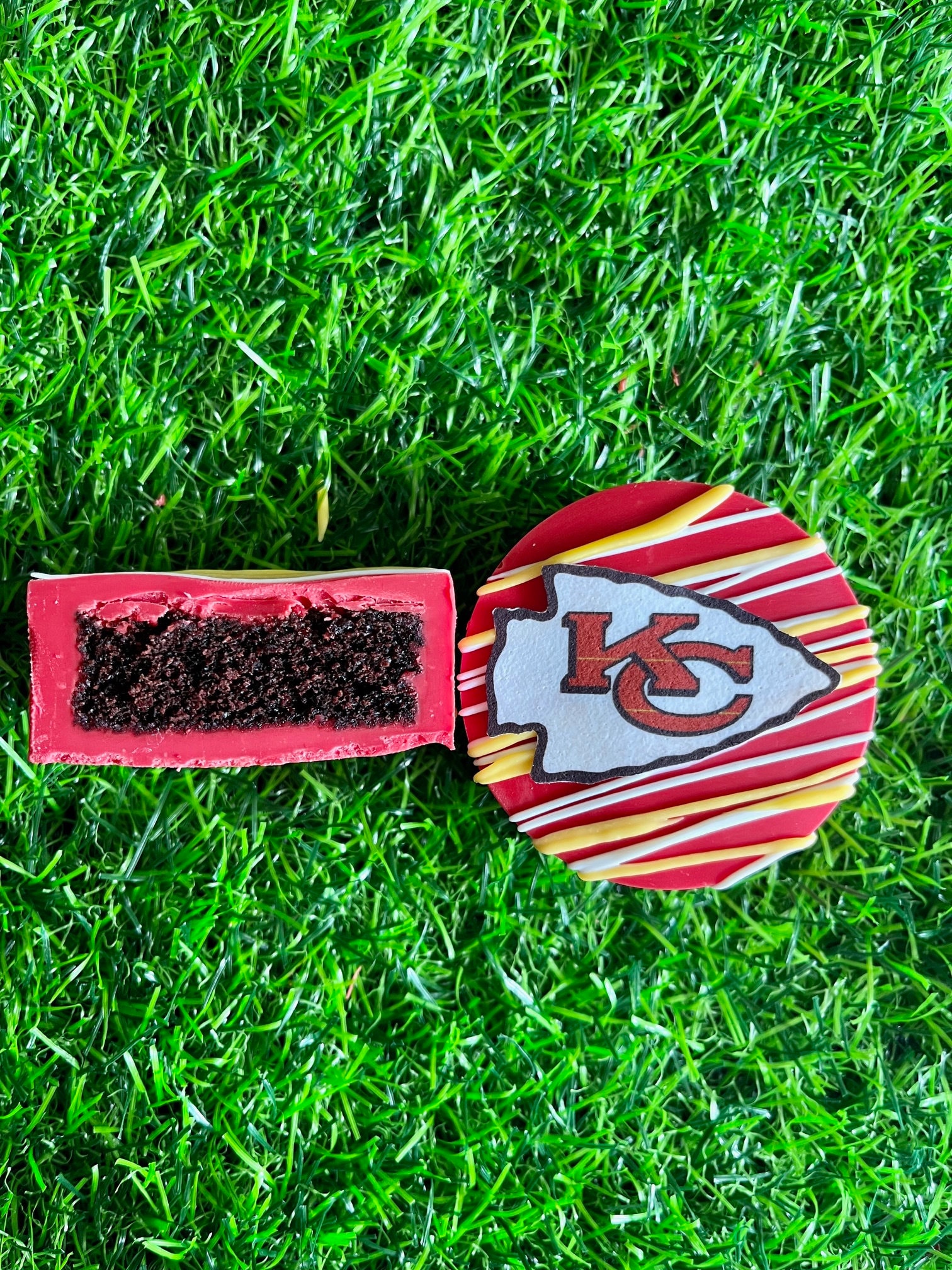 Chiefs Cake Pucks (6) Party Treats, Kansas City Chiefs Game Day Treats ...