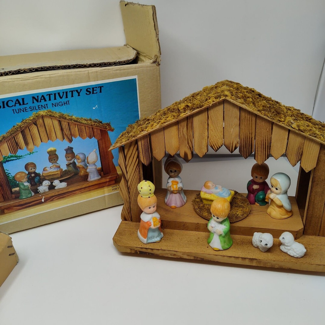 House of Lloyd Musical Nativity Set 8 Pieces Plays Silent Night W Wood ...