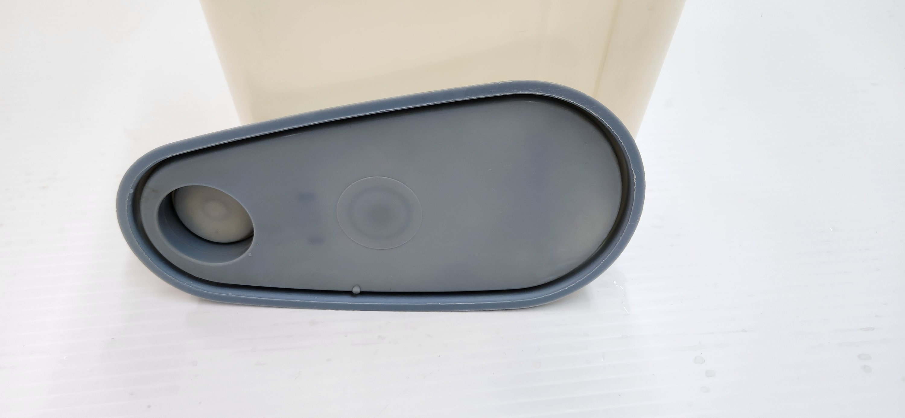 Tupperware 587 Slim Beverage Buddy With Pour Seal & Handle 2 Qt Classic ...