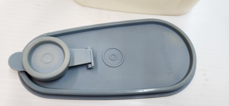 Tupperware 587 Slim Beverage Buddy With Pour Seal & Handle 2 Qt Classic ...