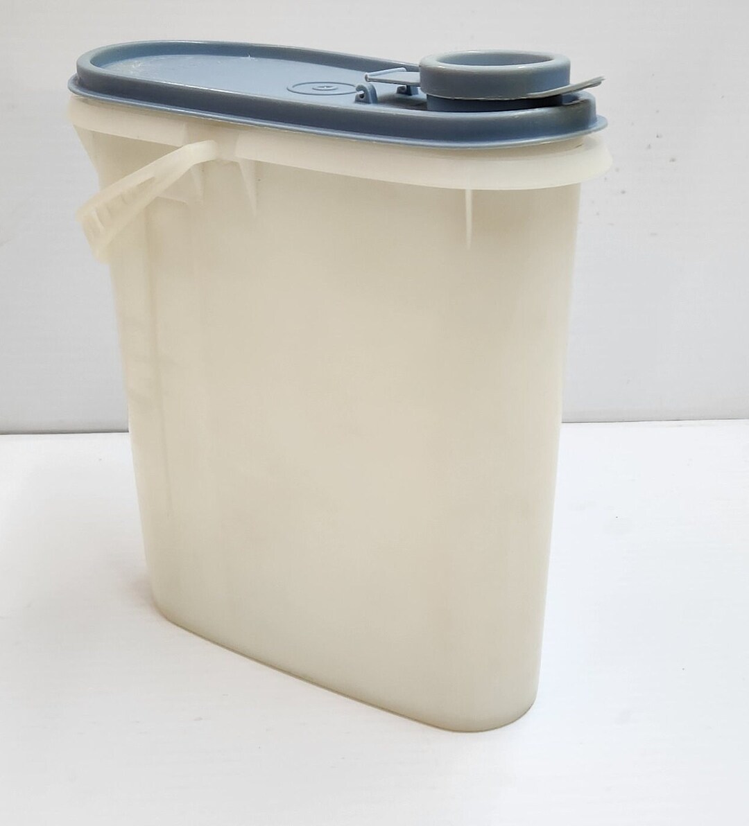 Tupperware 587 Slim Beverage Buddy With Pour Seal & Handle 2 Qt Classic ...