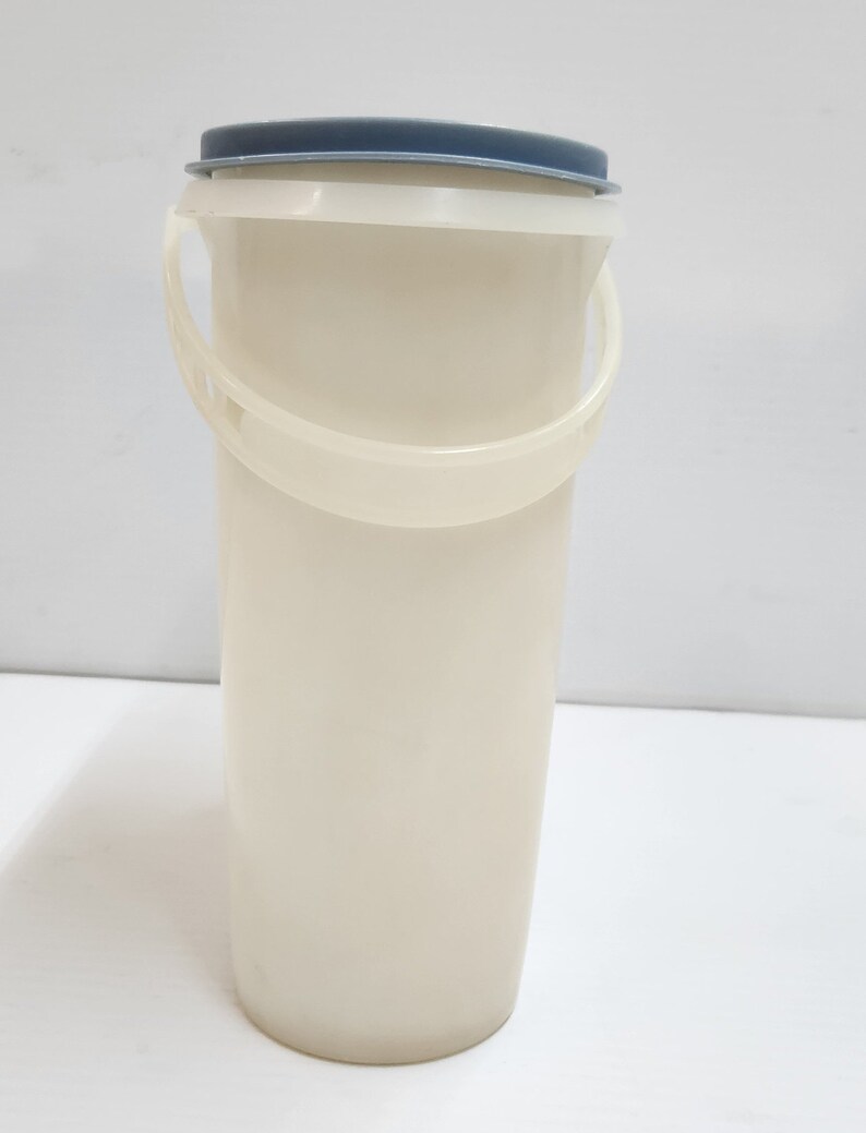 Tupperware 587 Slim Beverage Buddy With Pour Seal & Handle 2 Qt Classic ...