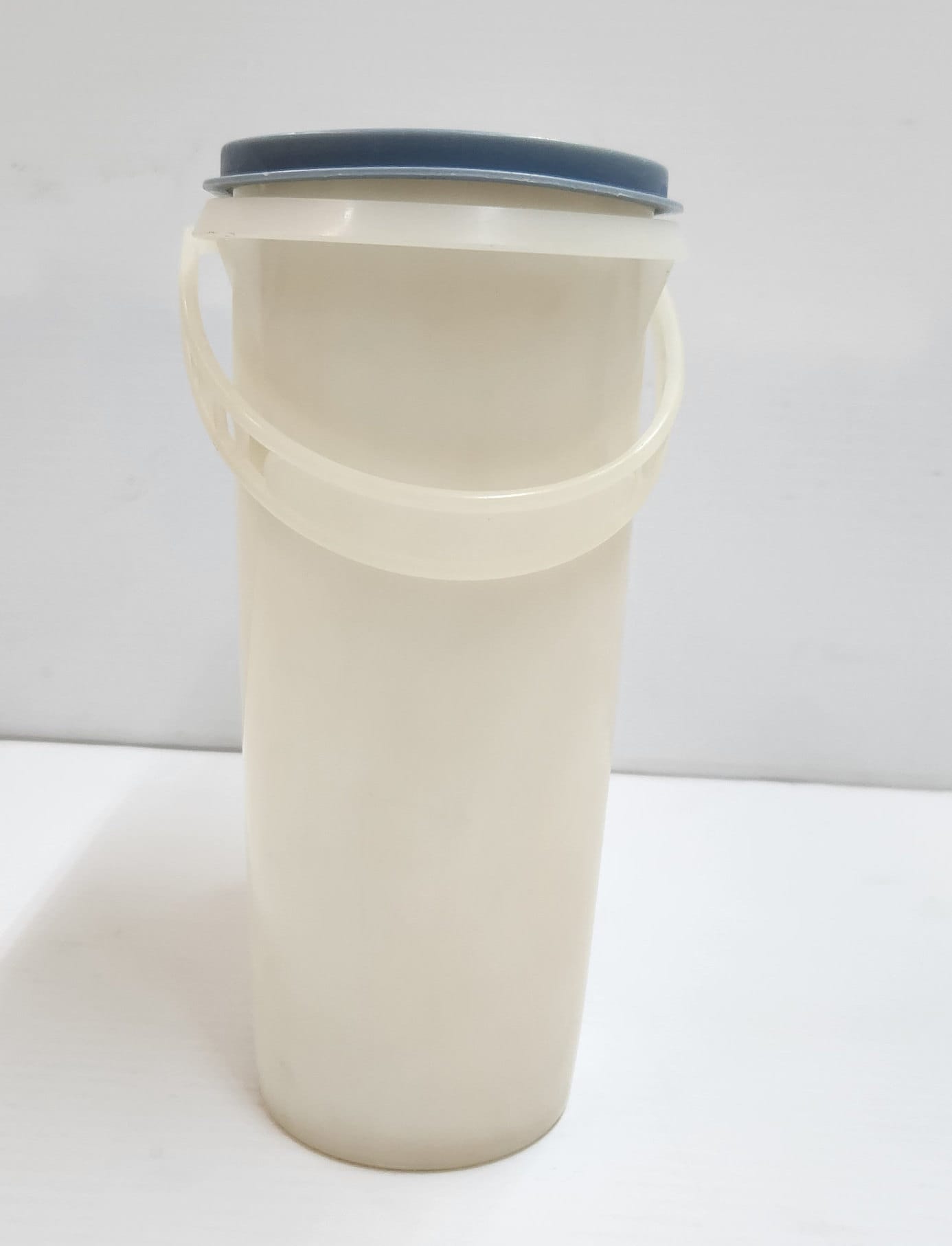 Tupperware 587 Slim Beverage Buddy With Pour Seal & Handle 2 Qt Classic ...