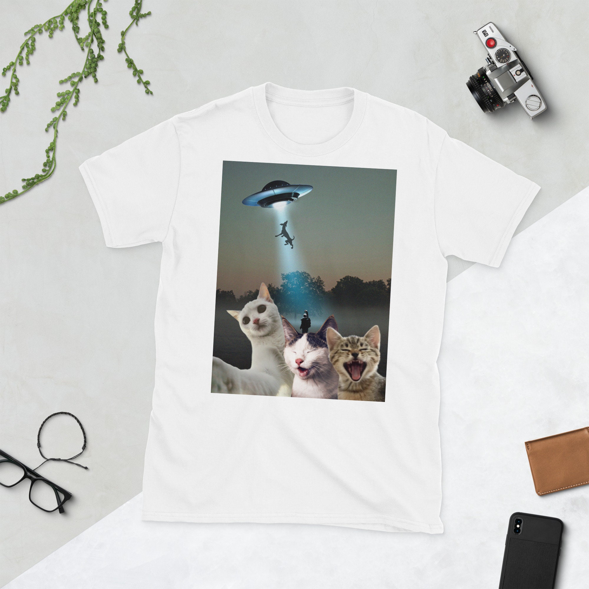 Funny Cat UFO Graphic T-shirt Cat Selfie Alien Tshirt Cat Owner Tee ...