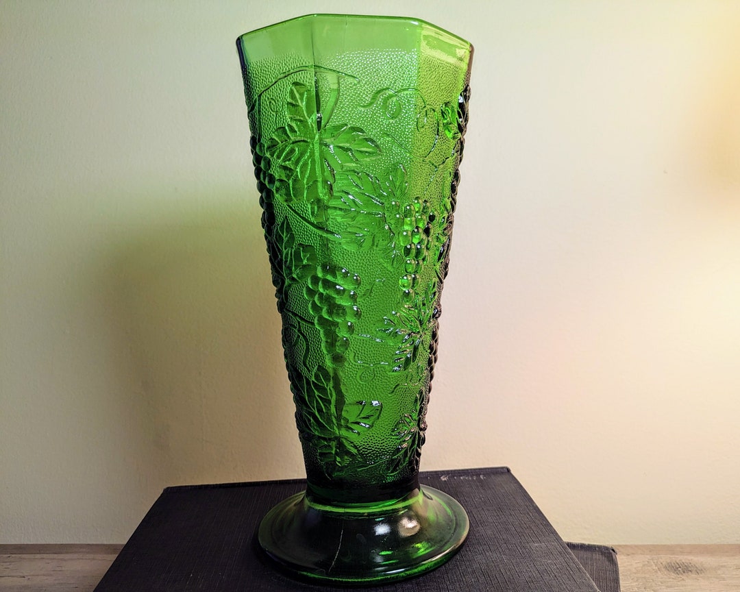 Vintage Anchor Hocking Avocado Green 8-sided Embossed Grape Tall Vase ...