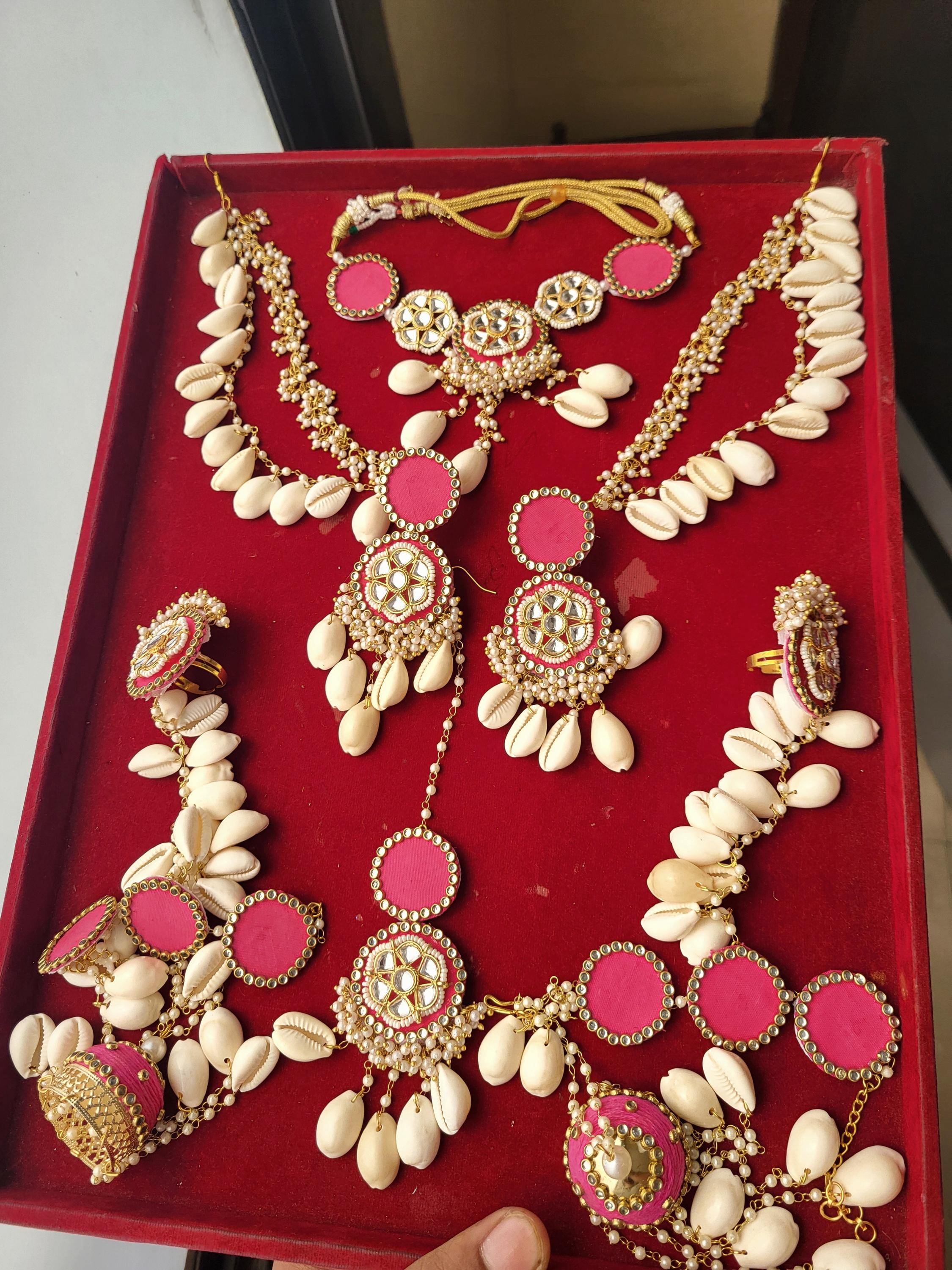 Pink Bridal Shells Jewelry Set With Kalira for Haldi Bridal Shells ...