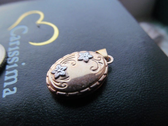 Pretty hallmarked 9ct gold locket gold. - Gem