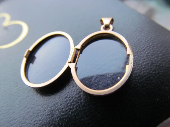 Pretty hallmarked 9ct gold locket gold. - Gem