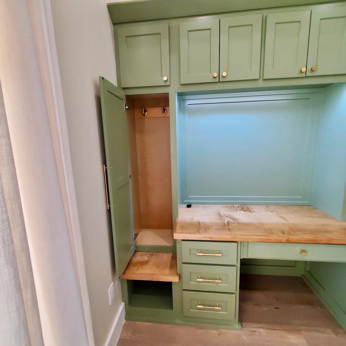 Custom Built-in Desk & Storage Wall | Home Office, Homework or Craft ...