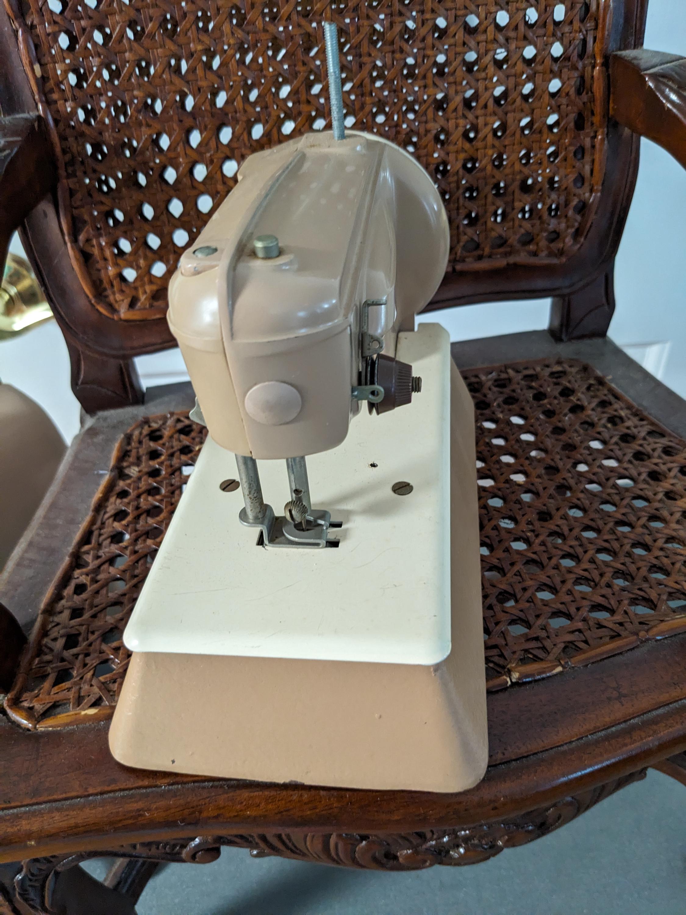 Vintage Children's Singer Sewing Machine With Case. - Etsy